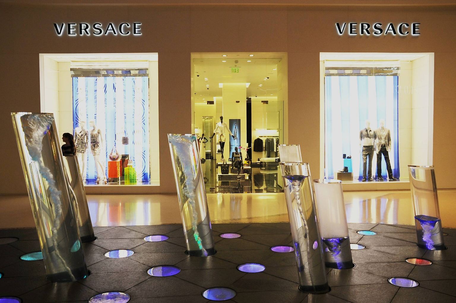 Mode, Mord und Make-up: Die Verwandlung der Donatella Versace - n-tv.de