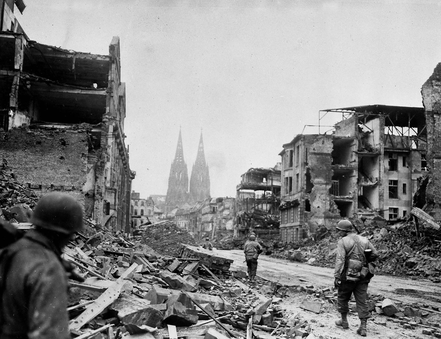 Das Ende des Zweiten Weltkriegs vor 80 Jahren: So zerstört waren 1945 ...