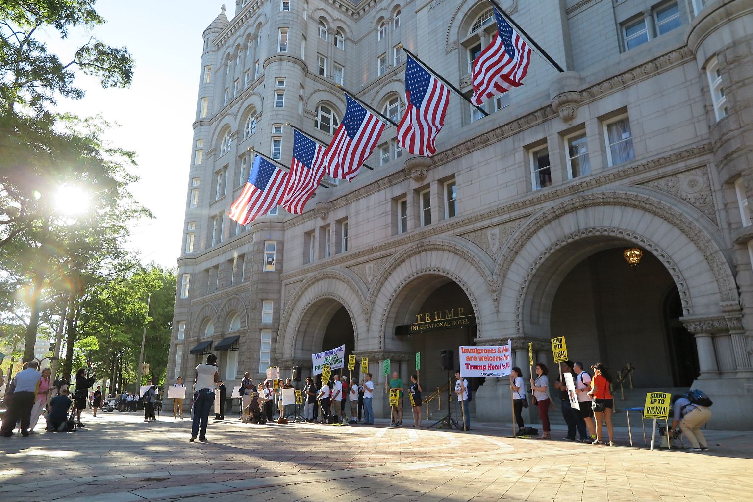 Das Weiße Haus ist um die Ecke: Trump eröffnet Prunk-Hotel in Kapitol ...