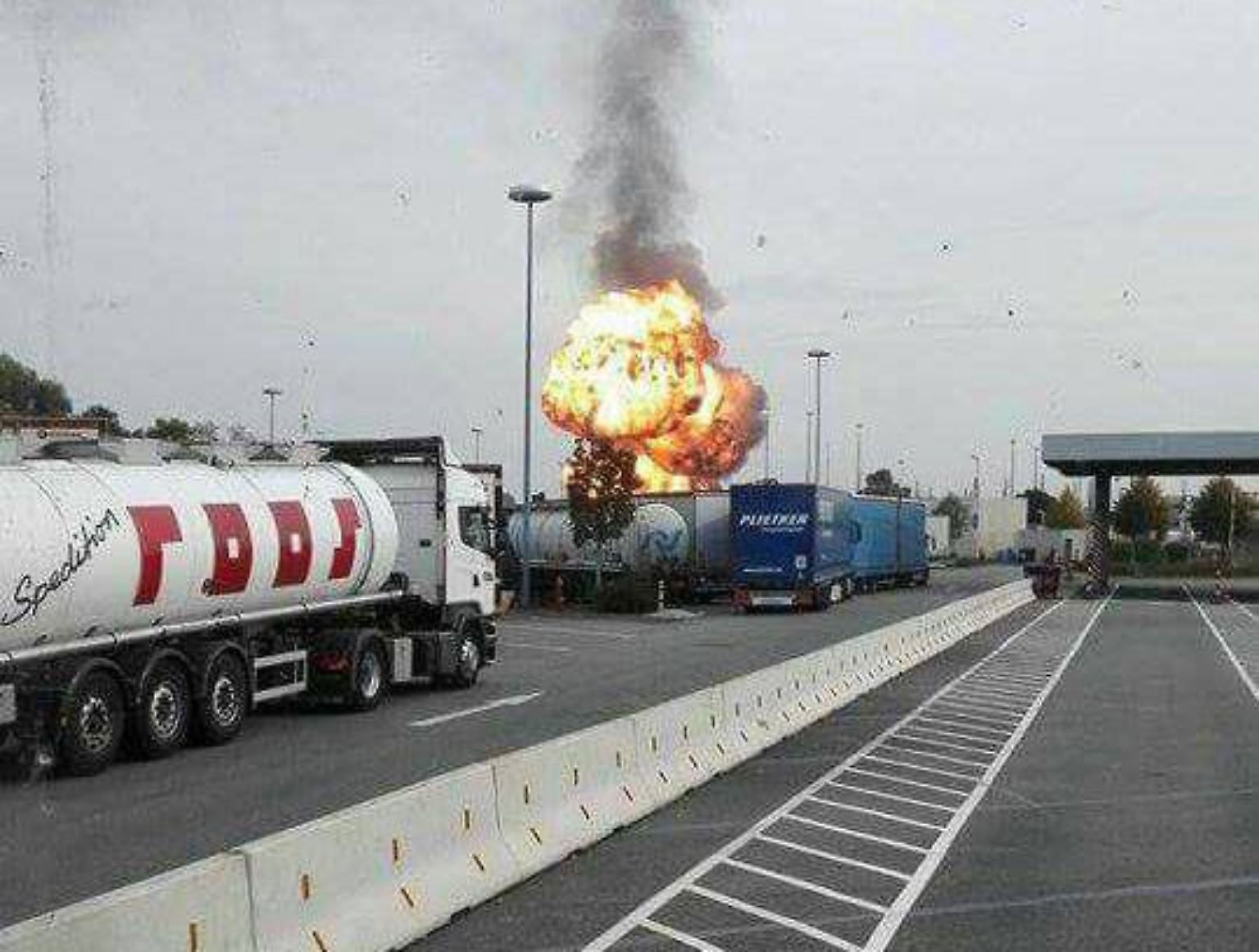 Explosion in Ludwigshafen: Feuerwehr bekämpft Großbrand bei BASF - n-tv.de