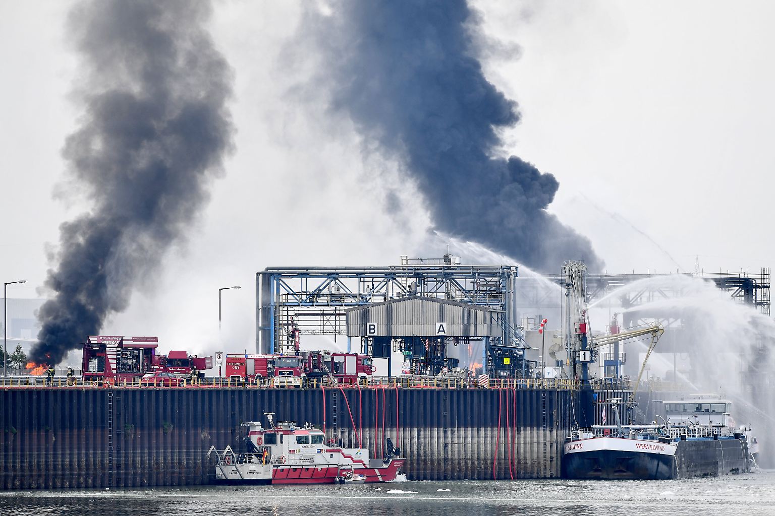 Explosion in Ludwigshafen: Feuerwehr bekämpft Großbrand bei BASF - n-tv.de