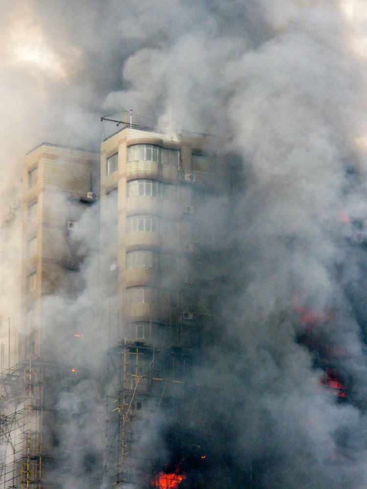Mindestens 42 Tote in Shanghai: Feuer zerstört Hochhaus - n-tv.de