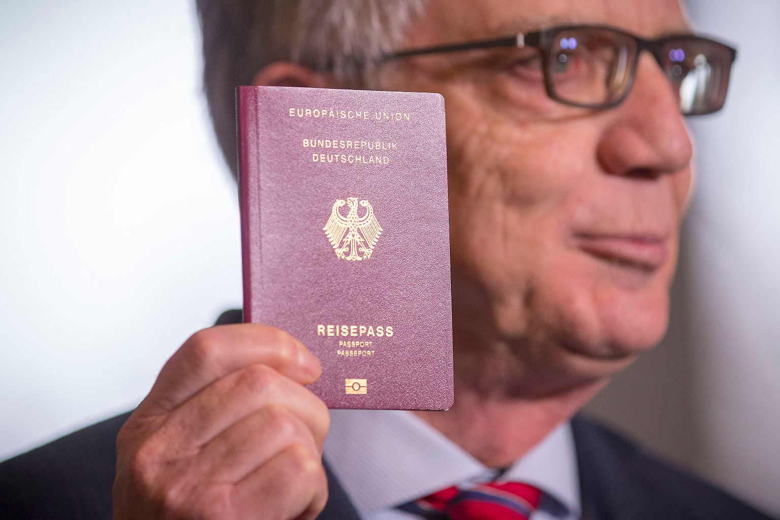 Mehr Sicherheit versprochen: Das ist der neue Reisepass - n-tv.de