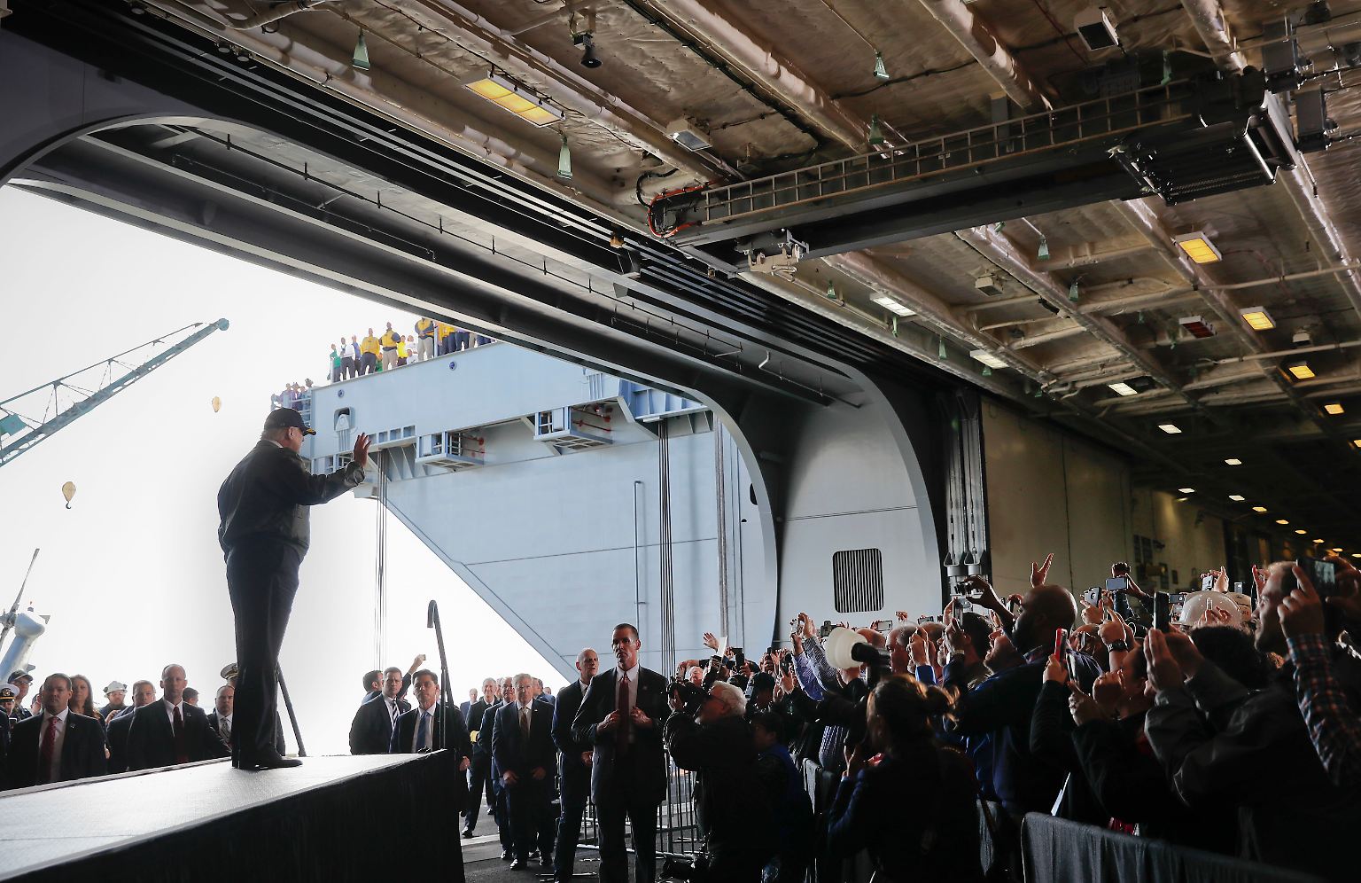 Flugzeugträger mit Kernreaktoren: Trump besucht die "USS Gerald R. Ford ...