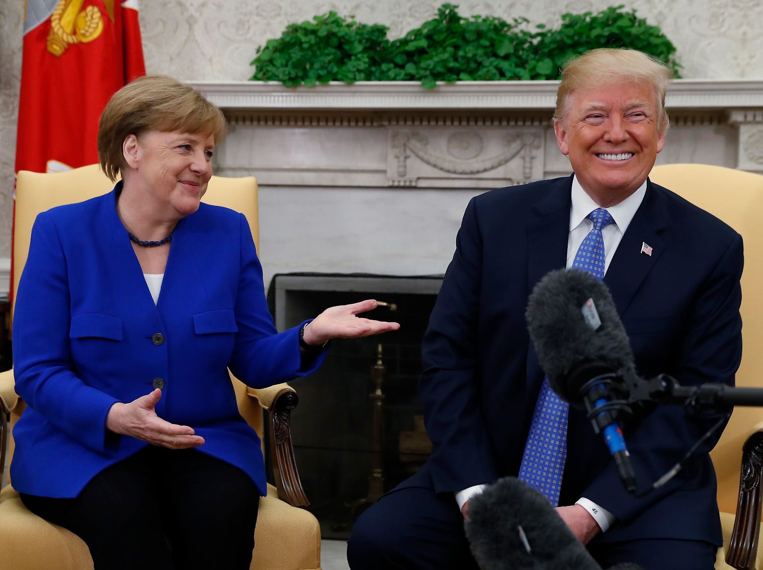 Küsschen und Getätschel: Trump umschmeichelt Merkel beim Empfang - n-tv.de