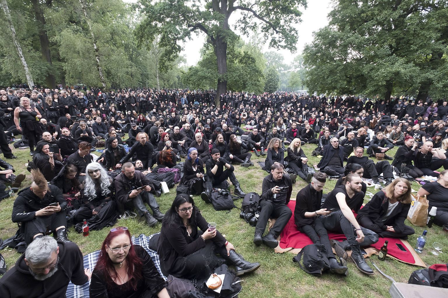 Wave-Gotik-Treffen in Leipzig: Schwarz und ein bisschen Rokoko - n-tv.de