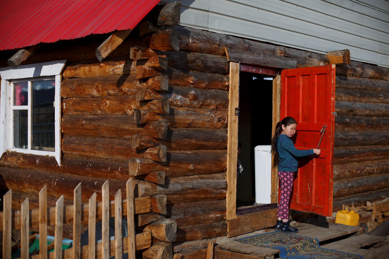 Jagd wird illegal: Mongolische Rentierhirten fürchten um ihre Tradition ...