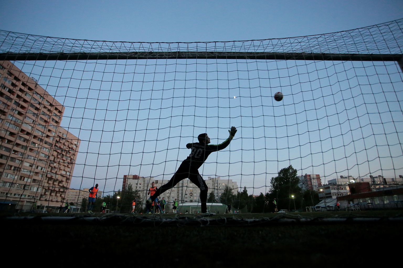 "Auf dem Feld sind alle gleich": FC Maxima kickt gegen Rassismus - n-tv.de