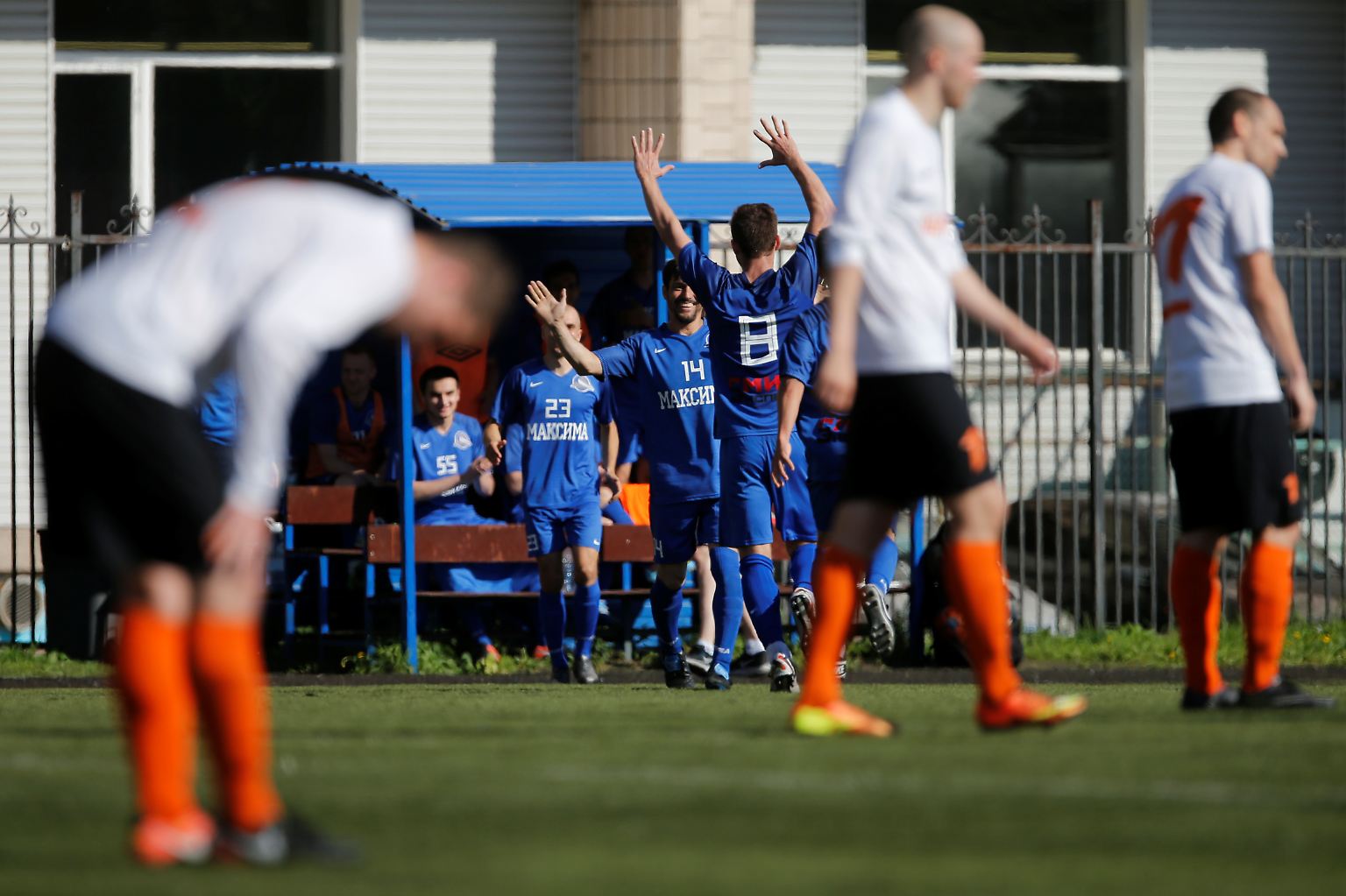 "Auf dem Feld sind alle gleich": FC Maxima kickt gegen Rassismus - n-tv.de