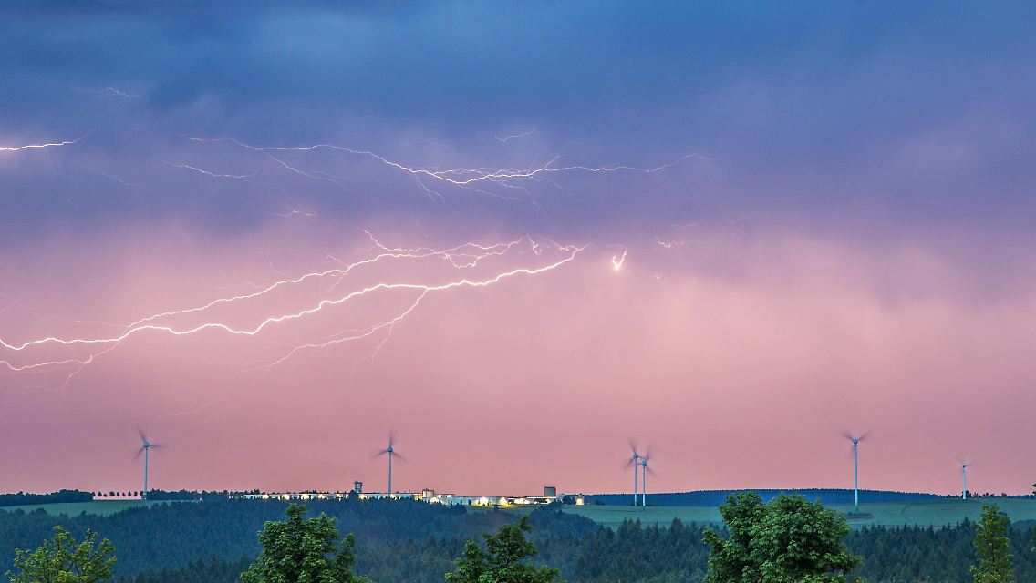 Norden beruhigt, Hagelschlag im Süden: Sturmböen wehen durch heiße ...