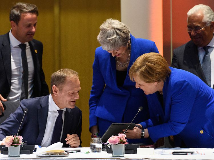 Brexit-Lacher dank Europa-Blazer: May und Merkel - im Partnerlook ...