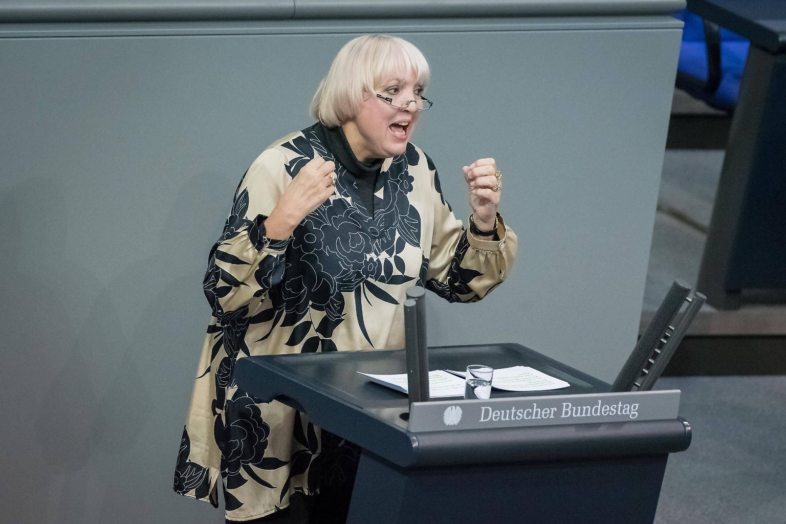 Grünen-Ikone wird 65: Die bunte Politikkarriere der Claudia Roth - n-tv.de