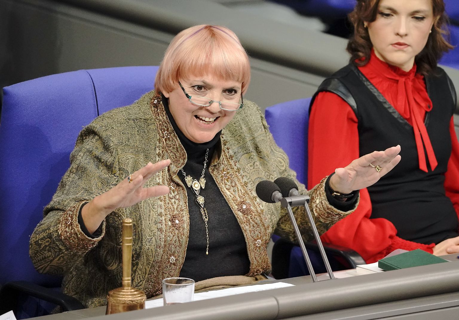 Grünen-Ikone wird 65: Die bunte Politikkarriere der Claudia Roth - n-tv.de