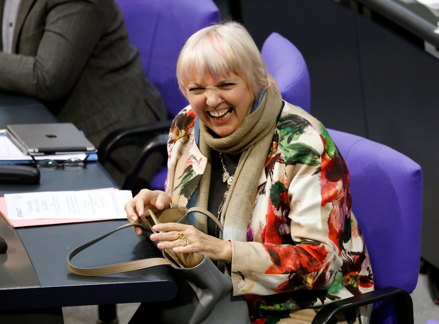 Grünen-Ikone wird 65: Die bunte Politikkarriere der Claudia Roth - n-tv.de