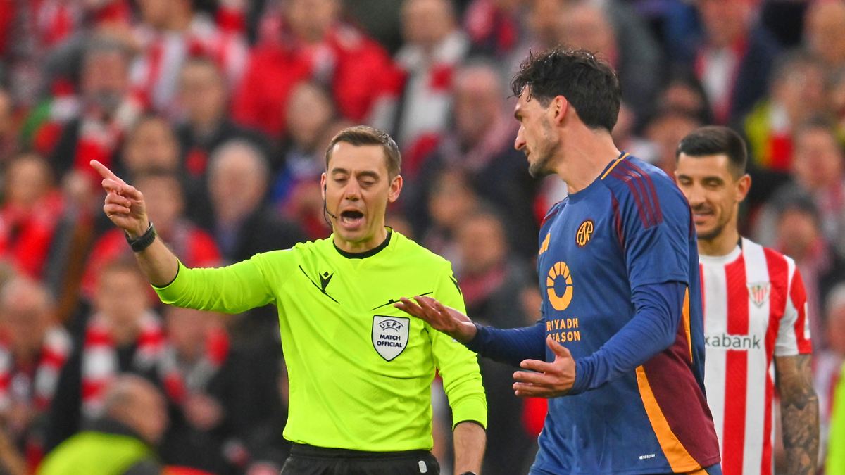 Ball getroffen, Gegner abgeräumt: Mats Hummels grätscht die AS Rom in ...