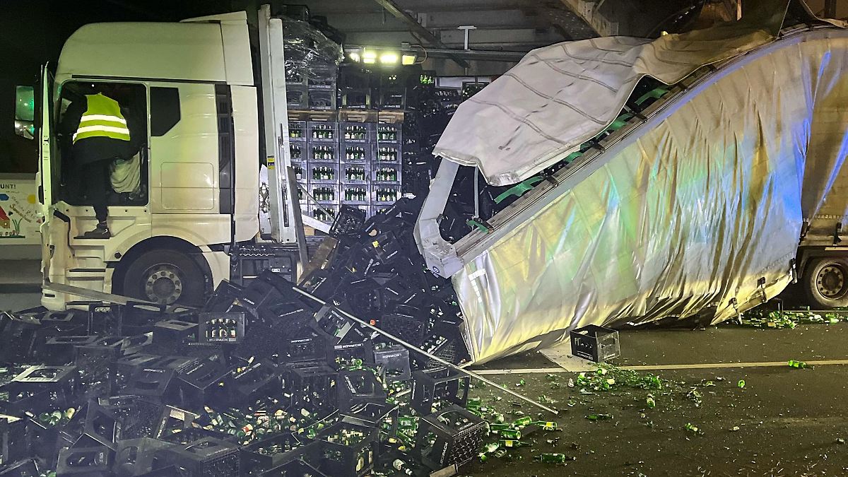 Nordrhein-Westfalen: Scherbenmeer: Getränke-Laster bleibt in ...
