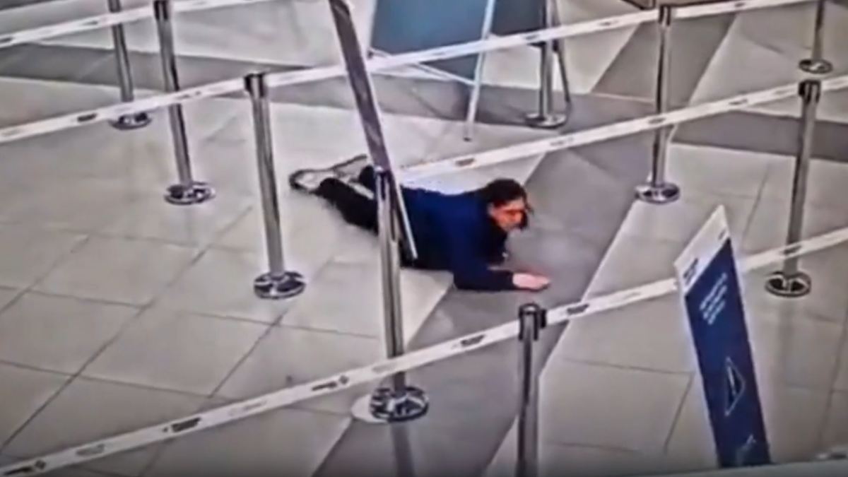 Sicherheitskontrollen umgangen: Abgeschobene Frau robbt unentdeckt ...
