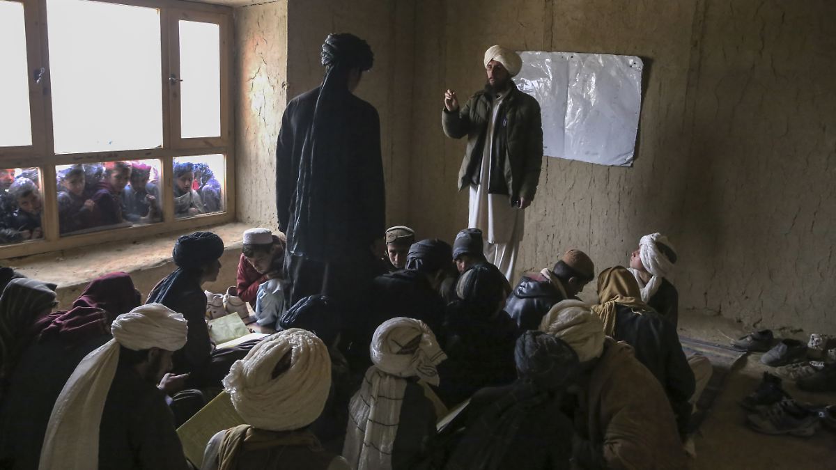 Nur noch sechs Schuljahre: Taliban verwehren Frauen Zugang zu weiteren ...