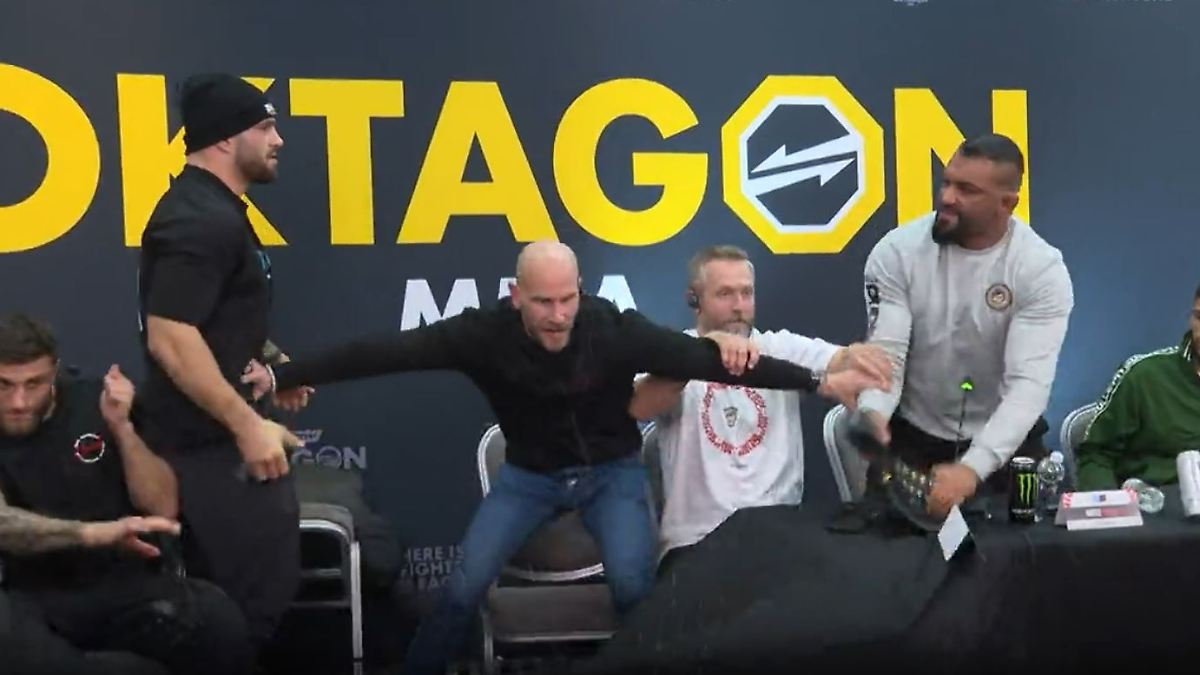 Anspannung kurz vor Match: MMA-Kämpfer Moeil rastet wegen Gegner Todev aus