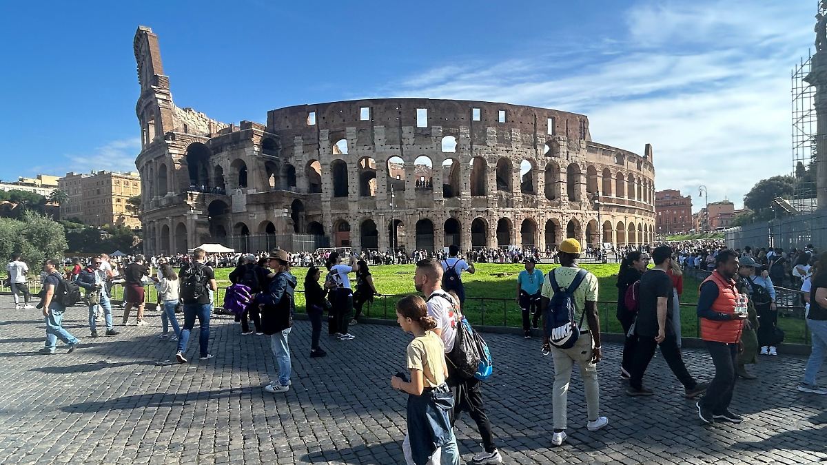 Touristen kommen nicht rein: "Schande"-Rufe vor Kolosseum wegen Vance ...