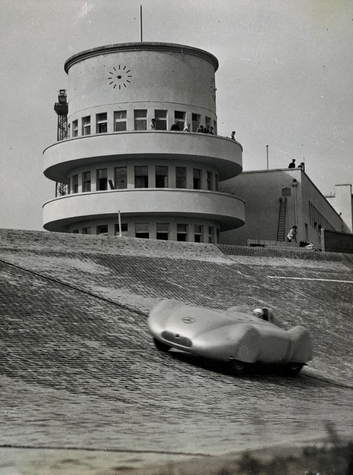 Eröffnet im September 1921: Legendäre AVUS in Berlin - die erste reine Autostraße der Welt - n-tv.de