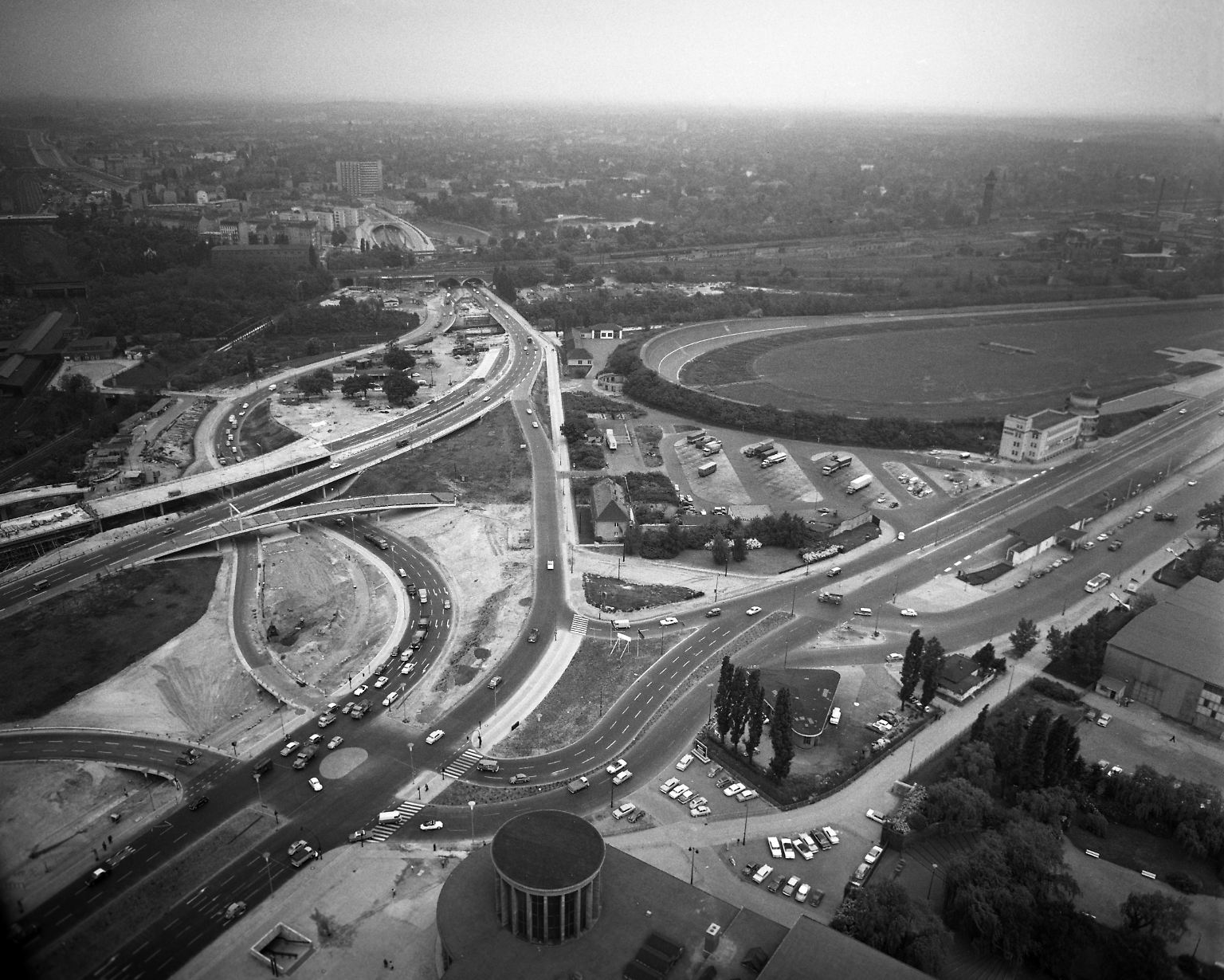 Eröffnet im September 1921: Legendäre AVUS in Berlin - die erste reine Autostraße der Welt - n-tv.de