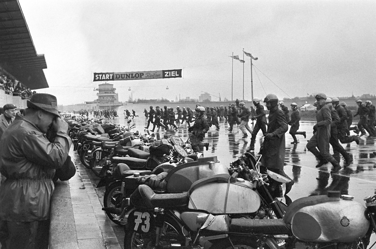 Eröffnet im September 1921: Legendäre AVUS in Berlin - die erste reine Autostraße der Welt - n-tv.de