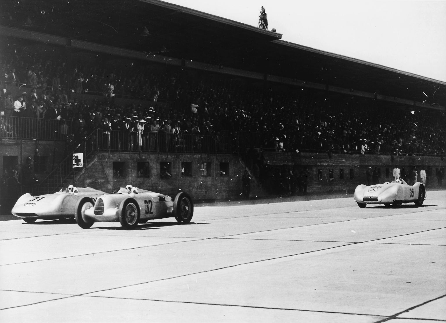 Eröffnet im September 1921: Legendäre AVUS in Berlin - die erste reine Autostraße der Welt - n-tv.de