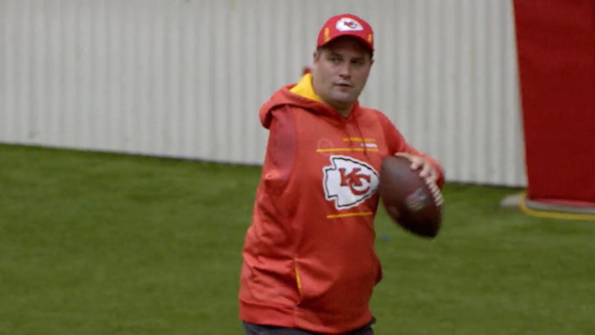 Einarmiger NFL-Assistenztrainer: Wer ist die "linke Hand" von Chiefs ...