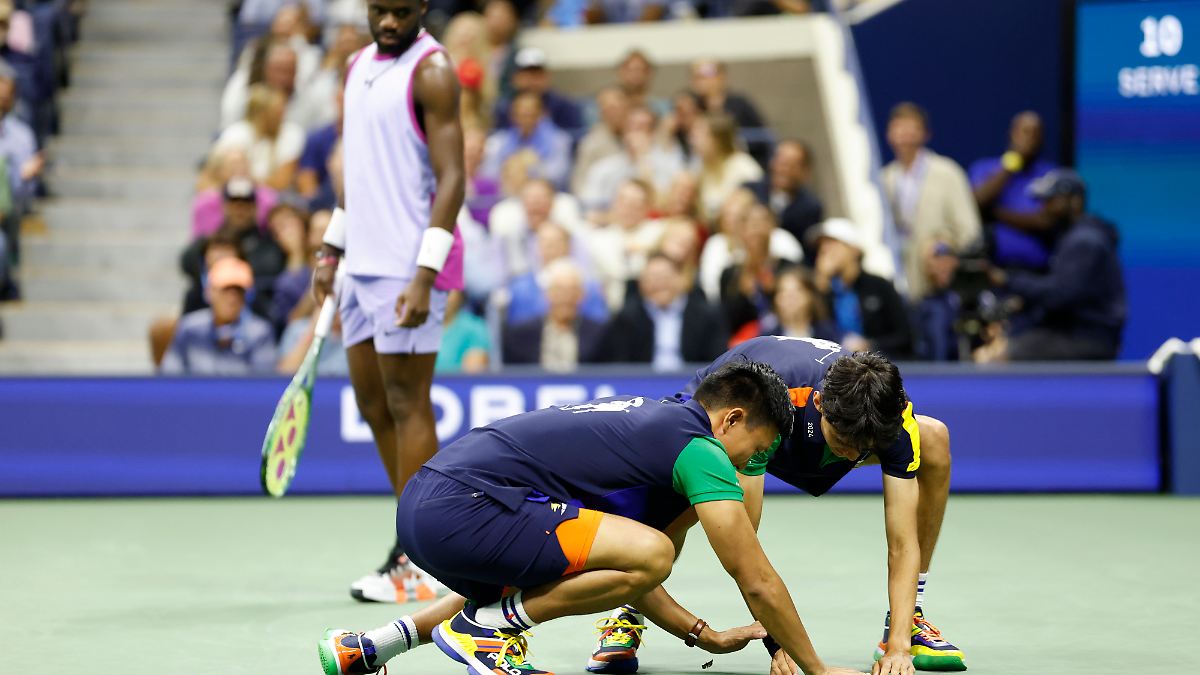 Ungebetener Zuschauer: Balljungen jagen Motte bei den US Open