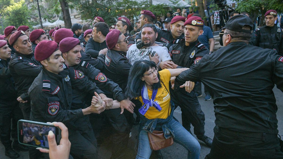 Wut auf Aserbaidschan-Abkommen: Zehntausende Armenier protestieren ...