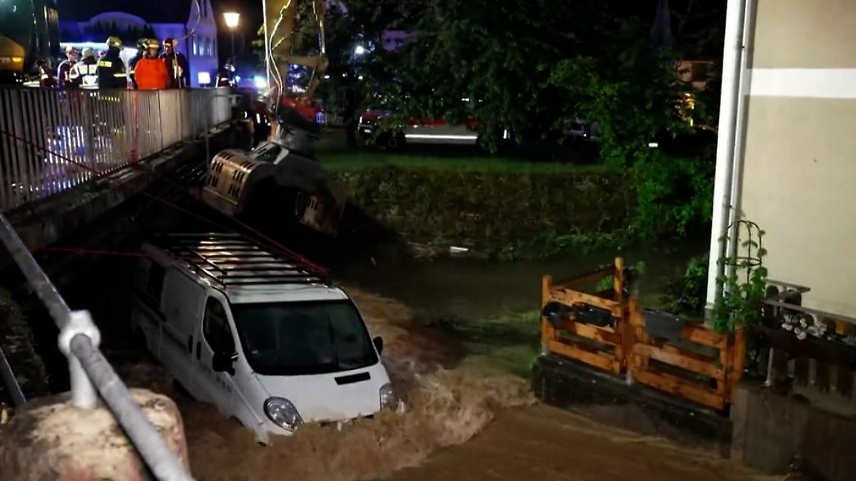 Hochwasser-Teufelskreis in Bayern: Von Flut mitgerissene Autos ...