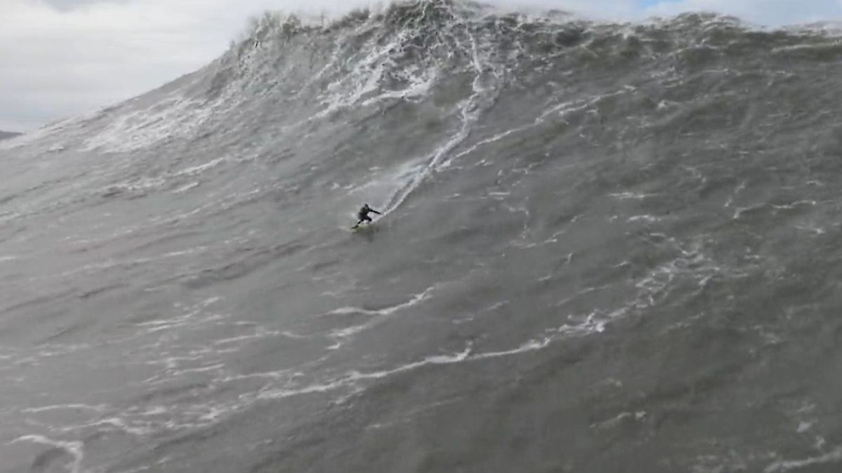 Knapp 29 Meter hohe Wasserwalze: Deutscher Surfer bezwingt Monsterwelle ...
