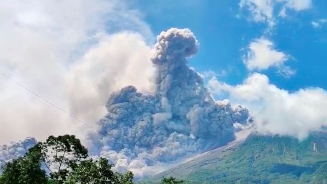 Aschewolke 3000 Meter hoch: Indonesischer Vulkan Merapi bricht erneut aus - n-tv.de