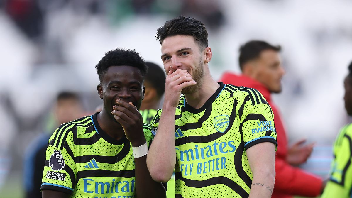 Man United robbt ebenfalls vor: FC Arsenal heftet sich spektakulär an ...