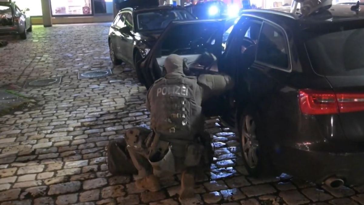 Versuch, mit Geisel zu entkommen: Polizei schießt Schwerbewaffneten vor ...