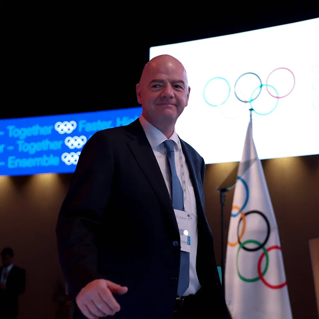 "Ich liebe Sie, Herr Präsident": Schwer angefasster IOC-Boss Bach ...