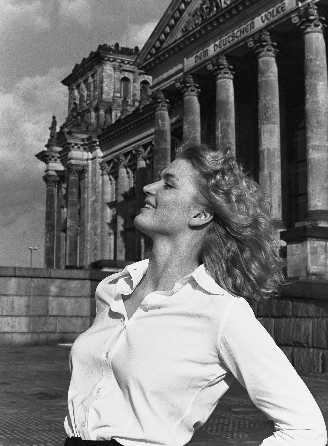 Helmut Newtons Fotografien von Berlin, Frauen und Erinnerungen in einem neuen Bildband - n-tv.de