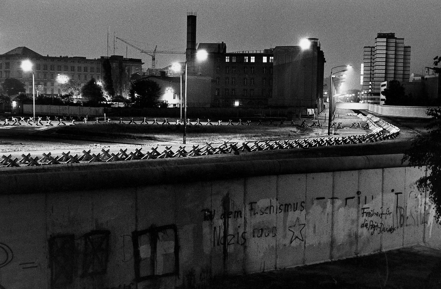 Helmut Newtons Fotografien von Berlin, Frauen und Erinnerungen in einem neuen Bildband - n-tv.de