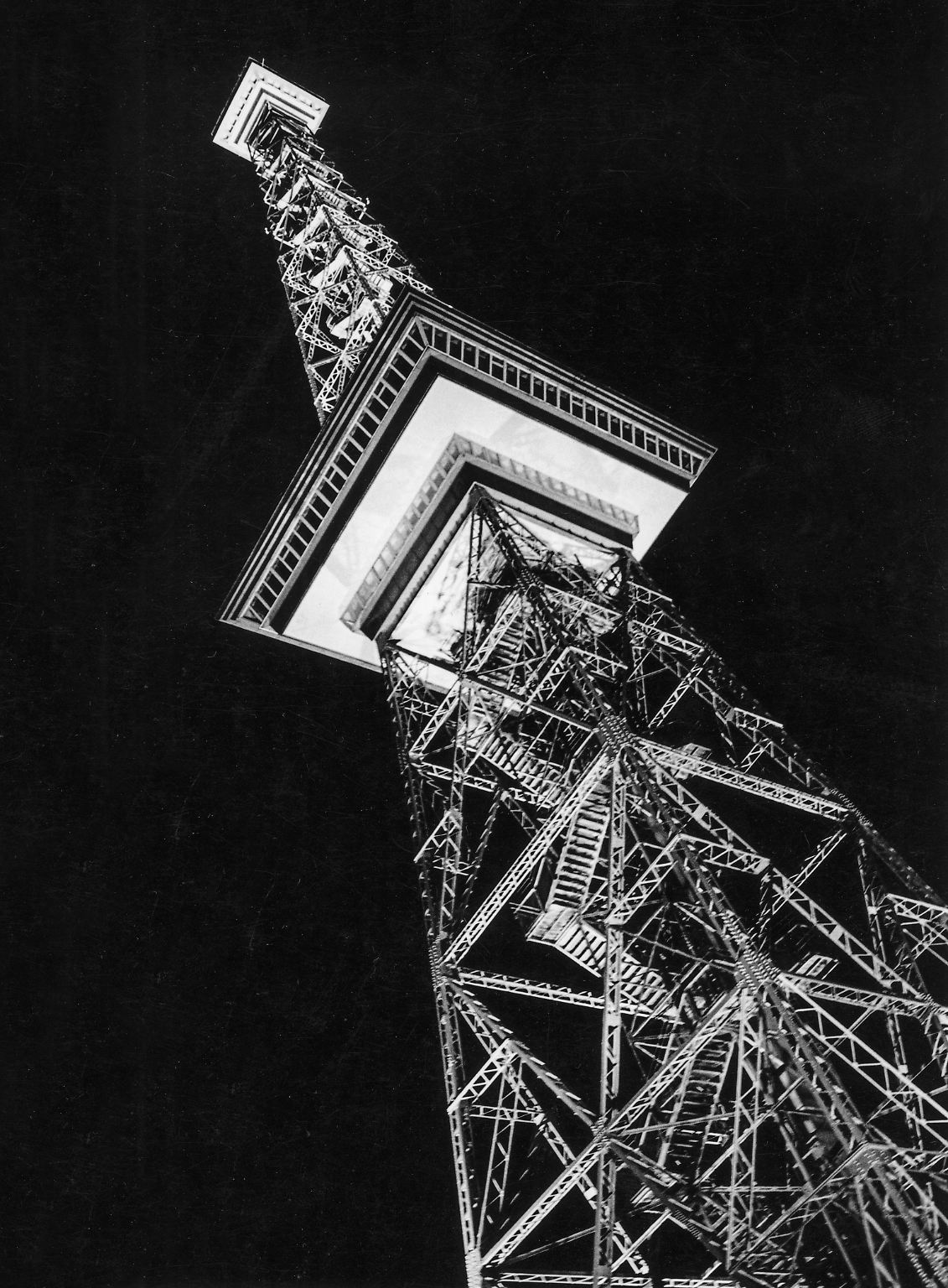 Helmut Newtons Fotografien von Berlin, Frauen und Erinnerungen in einem neuen Bildband - n-tv.de