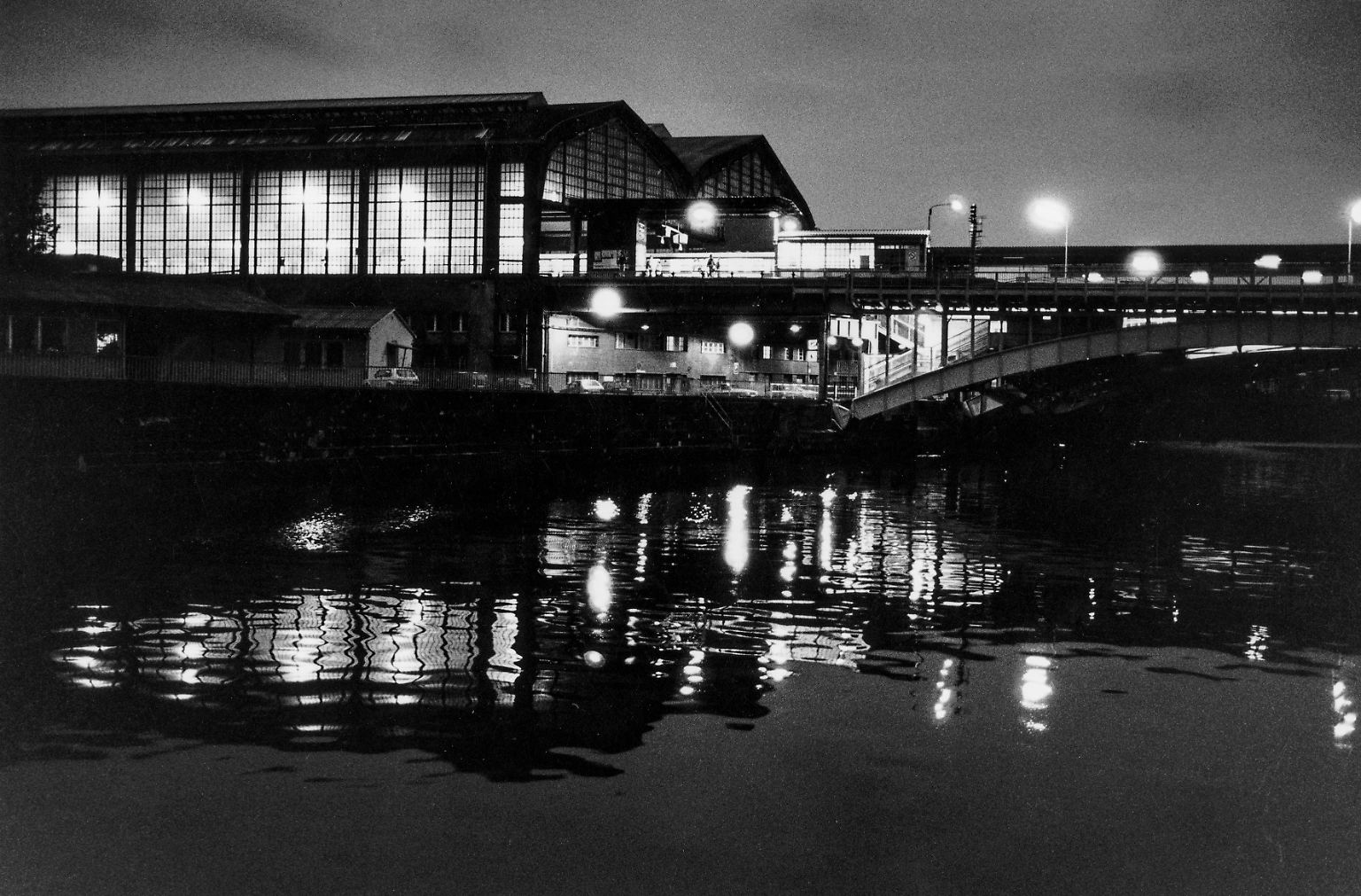 Helmut Newtons Fotografien von Berlin, Frauen und Erinnerungen in einem neuen Bildband - n-tv.de