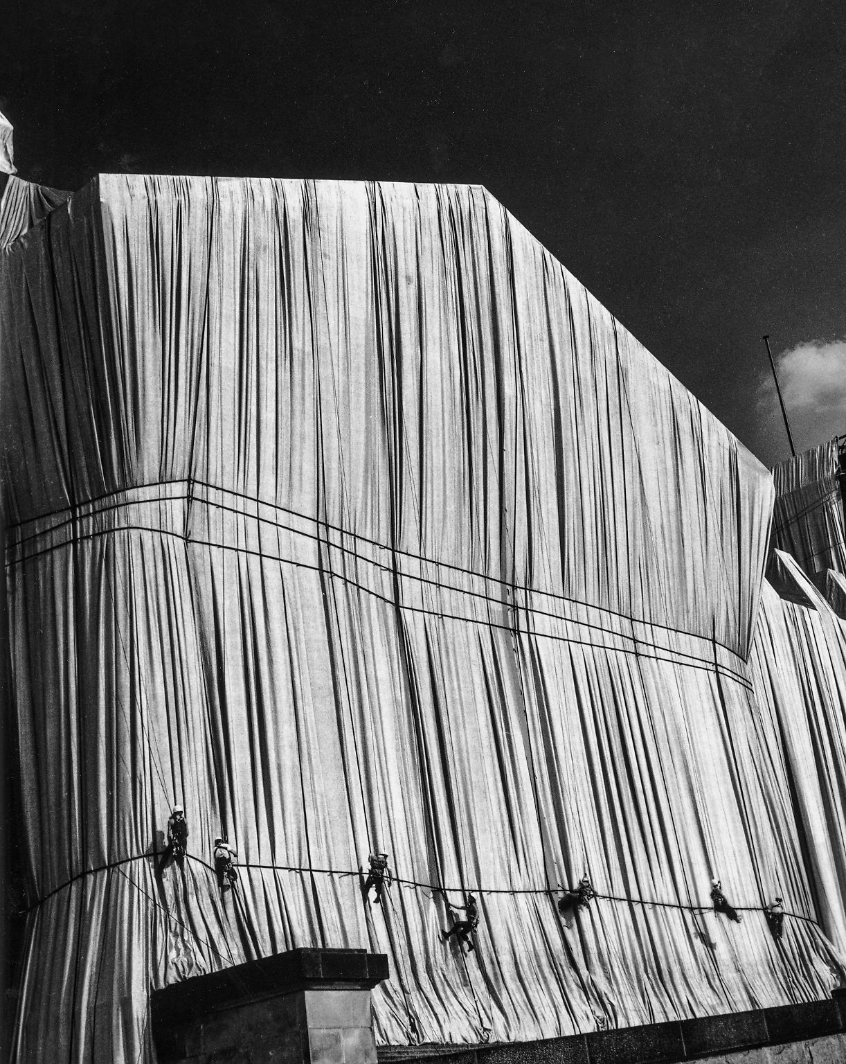 Helmut Newtons Fotografien von Berlin, Frauen und Erinnerungen in einem neuen Bildband - n-tv.de