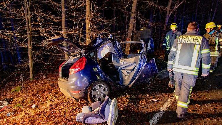 Der Tag: Auto mit jungen Leuten prallt gegen Baum - 17-Jähriger stirbt - n-tv.de