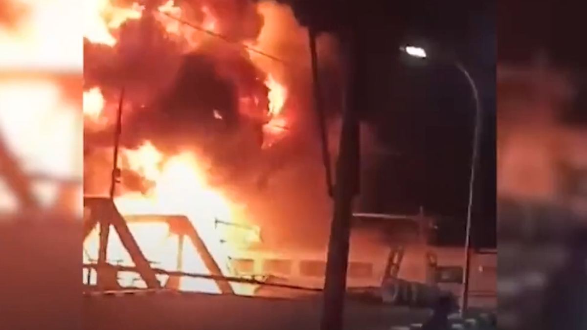 Der Tag: Java: LKW explodiert nach Passagierzug-Crash auf Bahnbrücke ...