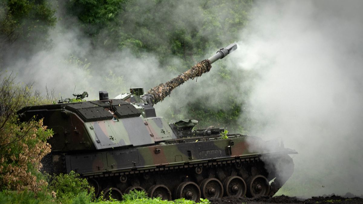 Wald-Versteck und Wiesen-Angriff: So kämpft die Panzerhaubitze 2000 bei ...