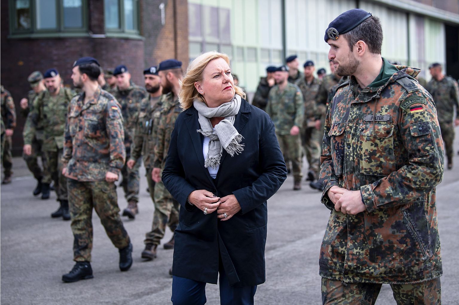 Von der Sekretärin zum General: Wie Frauen in der Bundeswehr an die ...