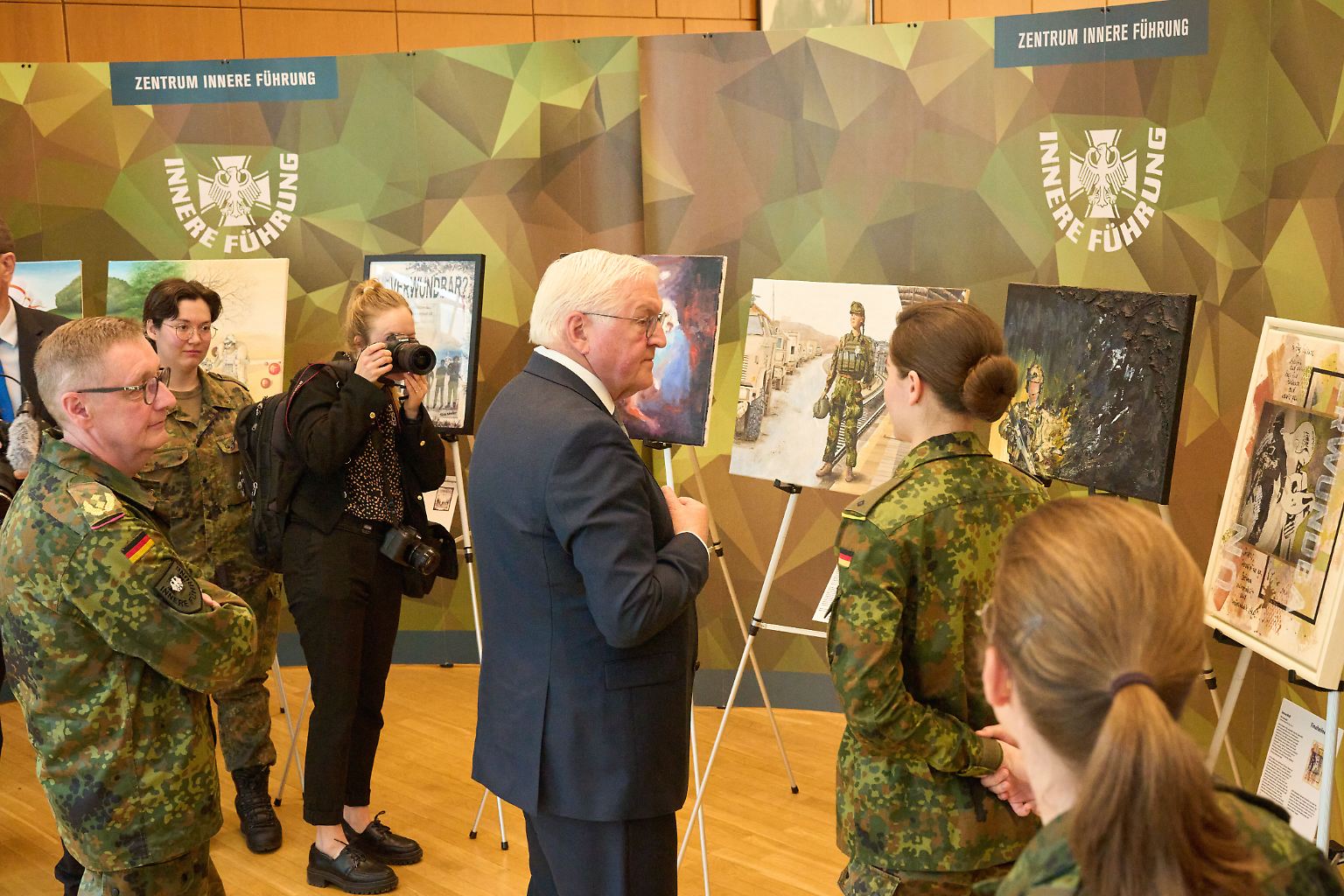 Von der Sekretärin zum General: Wie Frauen in der Bundeswehr an die ...