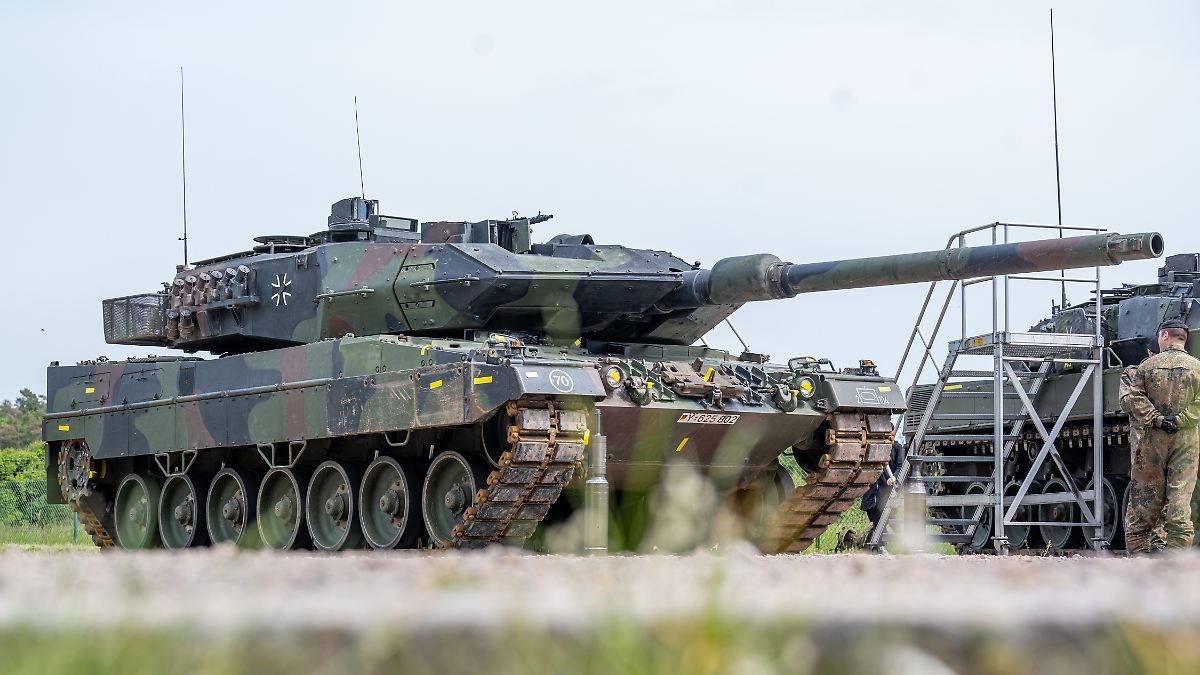 Russischer Angriffskrieg: Moskau: Leopard- und Bradley-Panzer in der ...