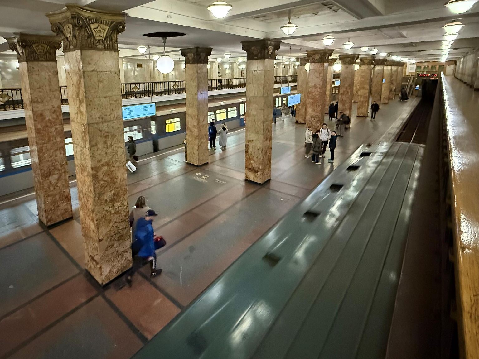 90 Jahre U-Bahn-Prunk: Die schönste Metro der Welt: Moskaus Stolz geht mit der Zeit - n-tv.de