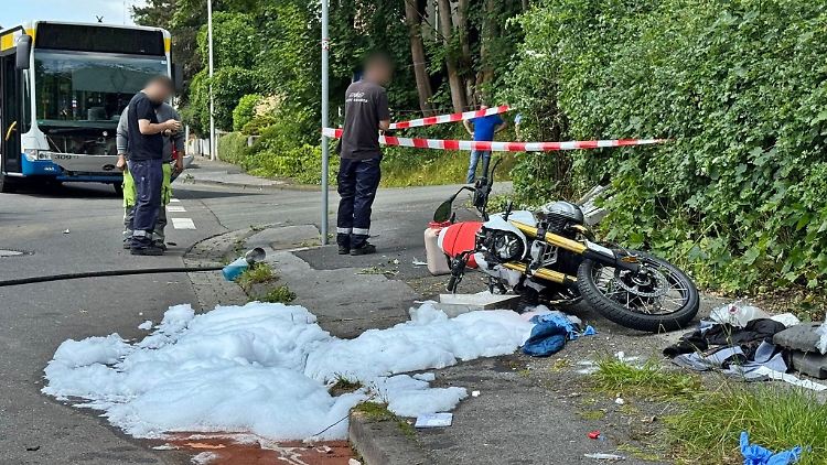 Nordrhein-Westfalen: Motorradfahrer kommt bei Kollision mit Linienbus ums Leben - n-tv.de